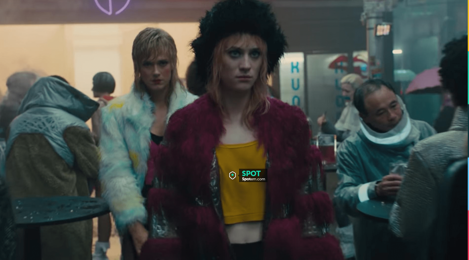 La mostaza superior que lleva Mariette (Mackenzie Davis) en la película ...