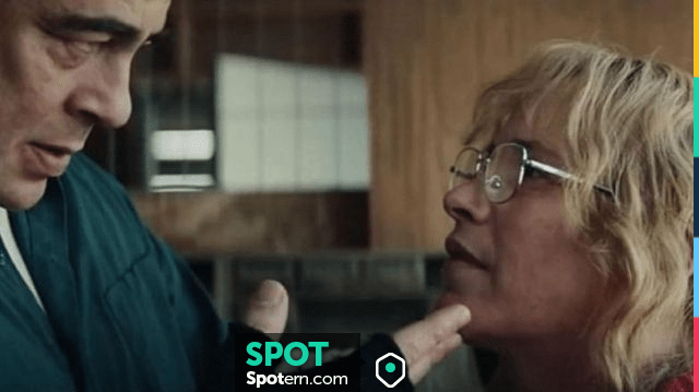 Wool mittens worn by Richard Matt (Benicio del Toro) in the series ...