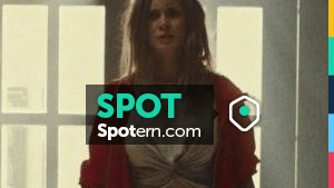 Veste rouge portée par Elsa Ley (Sophie Mousel) dans la série télévisée ...