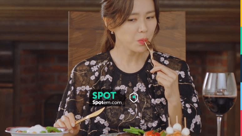 of Yoon Se-ri (Son Ye-jin) in Crash Landing on You (S01E01) | Spotern