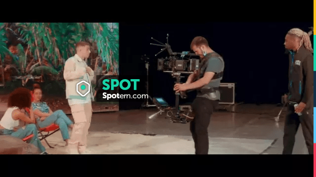 L'ensemble Veste pantalon Eccklusive porté par Michou dans son clip ...