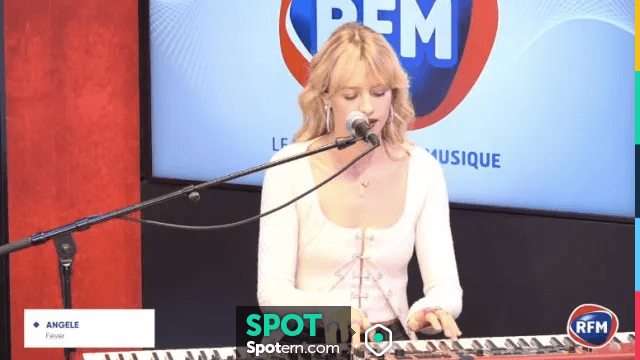 The colored rings worn by Angèle during her passage in the 16/20 of RFM ...