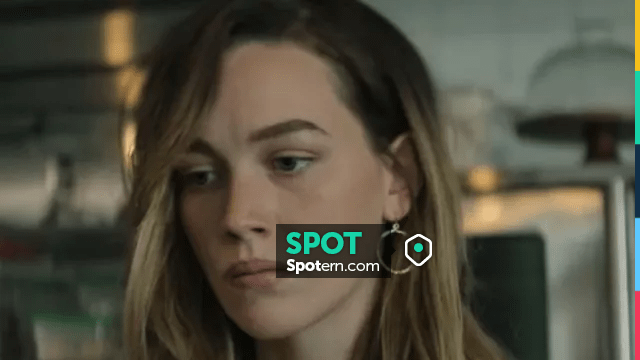 The round earrings of Love Quinn (Victoria Pedretti) in the series You ...