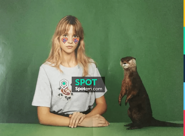 Rose floral print grey t-shirt worn by Angèle in a photo shoot | Spotern Rose floral print grey t-shirt worn by Angèle in a photo shoot | Spotern