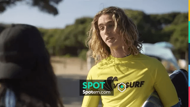 Camiseta vic surf en amarillo usada por Ari Gibson (Kai Lewins) en la ...