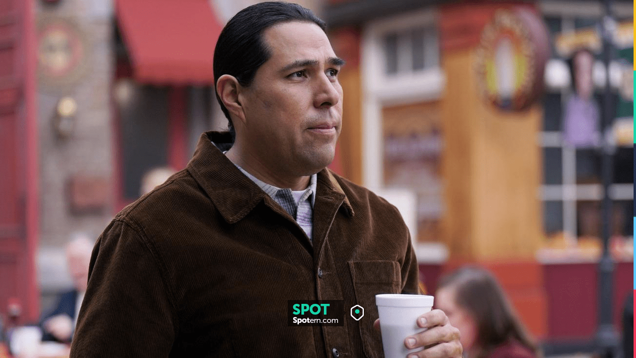 Chaqueta marrón de pana usada por Terry Thomas (Michael Greyeyes) como ...