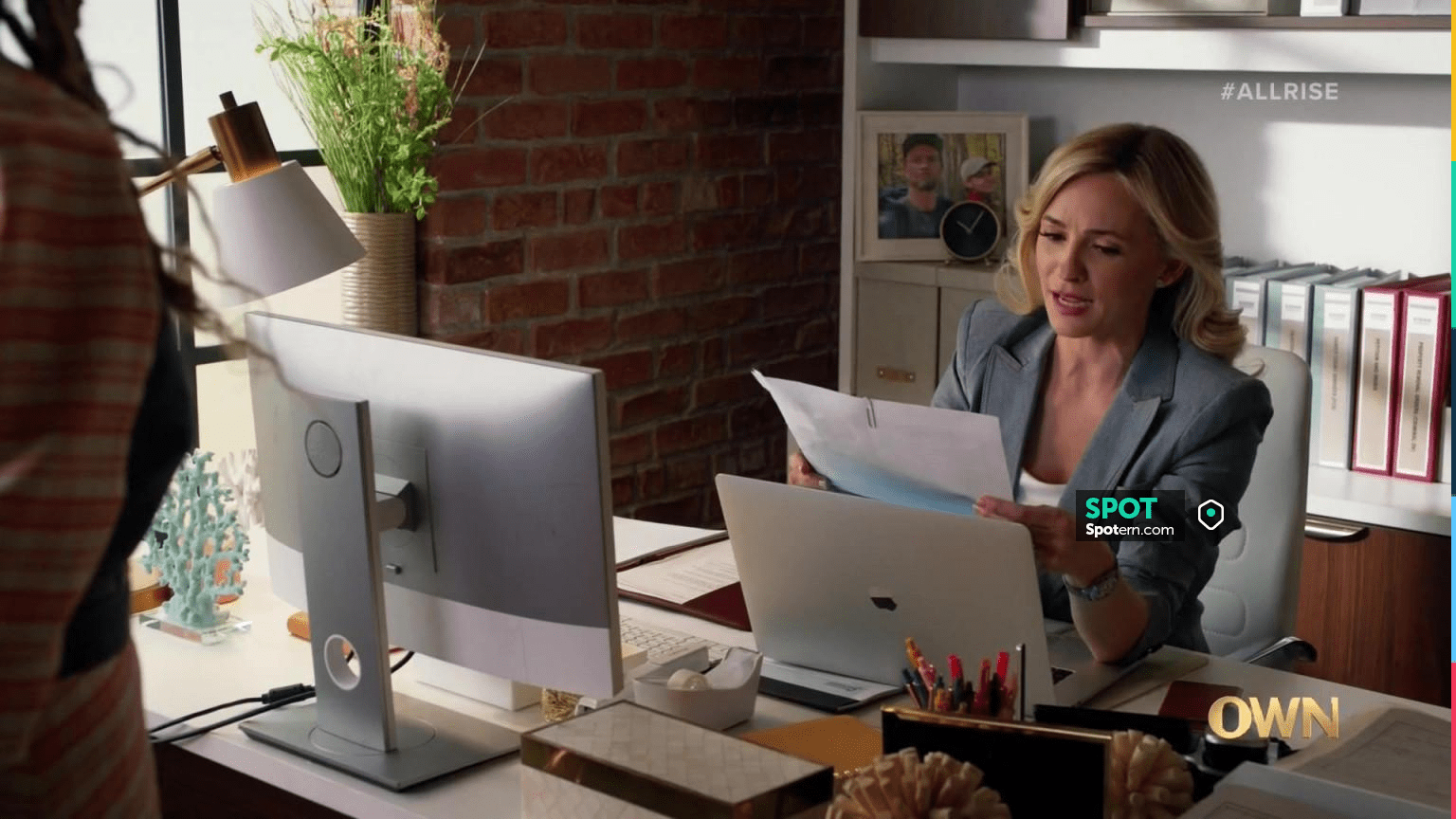 Veste Cinq à Sept Louisa Gathered Sleeve portée par Amy Quinn (Lindsey ...