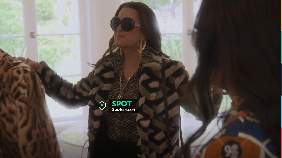 Abrigo Midi de Versace usado por Kyle Richards como se ve en The Real ...