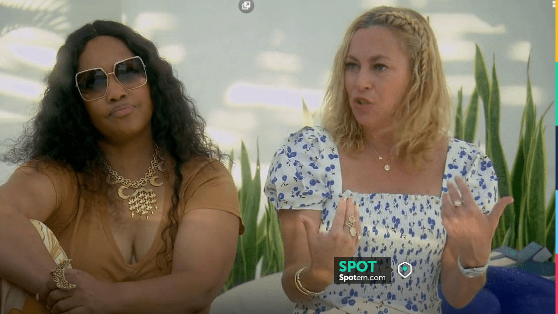 HVN Cherry-Print Smocked Ruffle Dress usado por Sutton Stracke como se ...