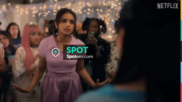 Polo de corte rosa usado por Riley (Aparna Brielle) como se ve en el ...