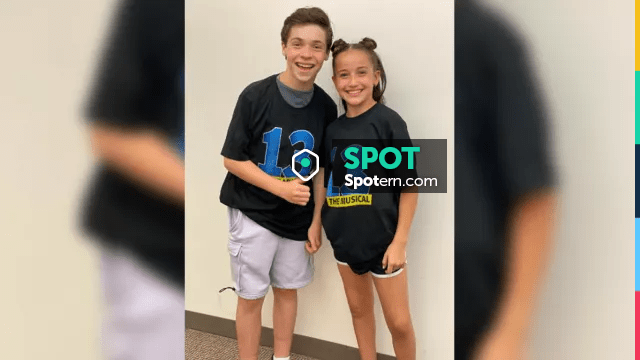 13 La camiseta del logotipo musical usada por Evan Goldman (Eli Golden ...