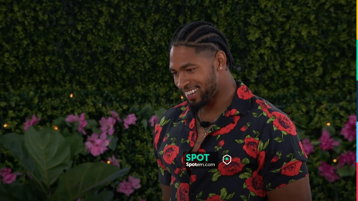 Fashion Nova All Over Rose Short Sleeve Woven Top porté par Jesse Bray ...