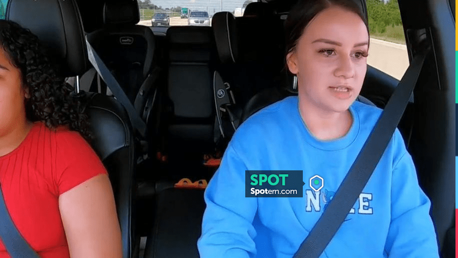 Nike Brodé Crewneck Lilo Et Stitch porté par Kayla Sessler comme vu ...