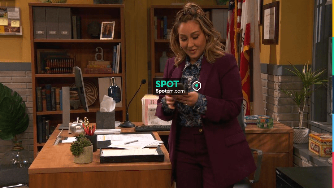 Jones New York Utility Blouse Top porté par Alana (Adrienne Bailon) vu ...