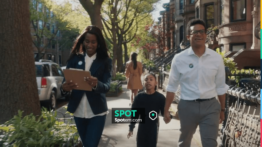 Sweater Burberry porté par Aisha (Farah Felisbret) vu dans Everything’s ...