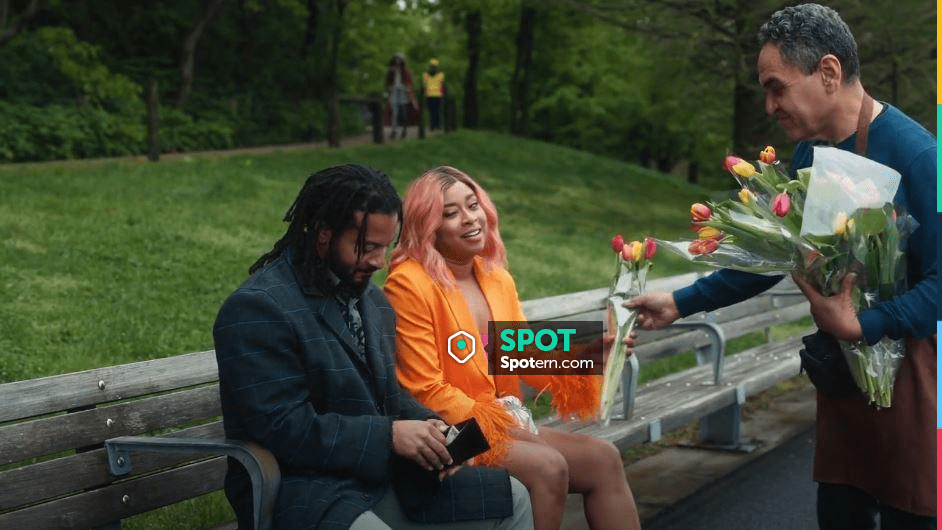 Blazer emplumado de Zara usado por Phoebe (Phoebe Robinson) como se ve ...