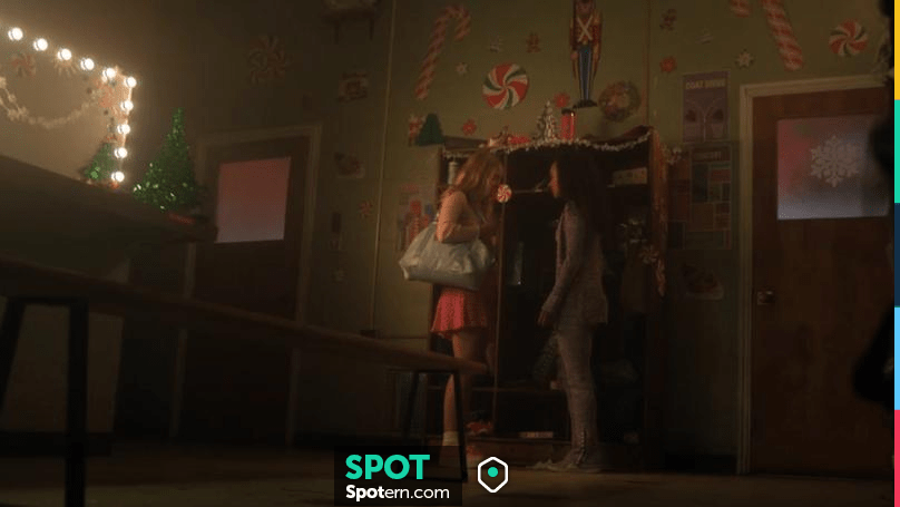 Superga Plat­form Sneak­ers worn by Kelly Beasley (Mallory Bechtel) as ...