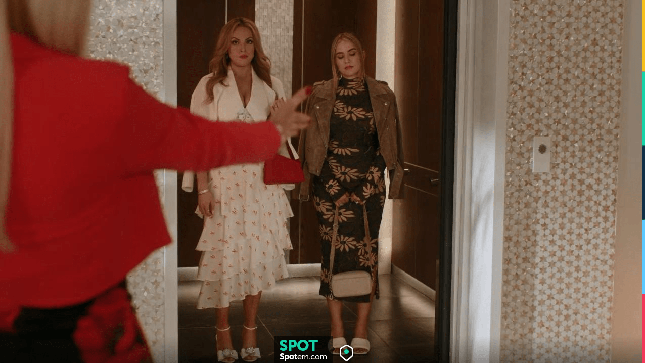 Bottega Veneta Lido Leather Sandals worn by Amanda Carrington (Eliza ...