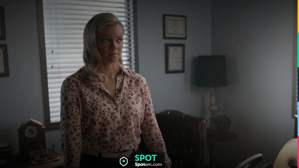 Cinturón Tory Burch Kira usado por Barbara Whitmore (Amy Smart) como se ...