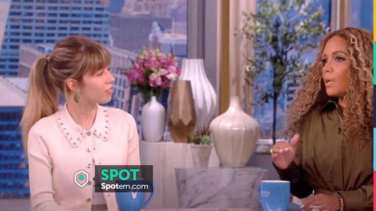 Cardigan recadré à manches côtelées Sandro Aura porté par Jennette ...