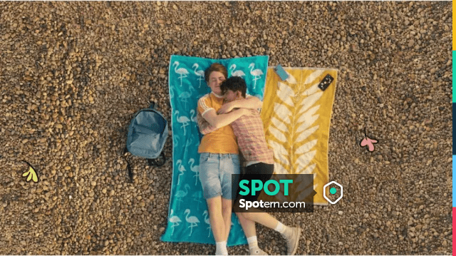Yellow plant beach towel of Charlie Spring (Joe Locke) in Heartstopper ...