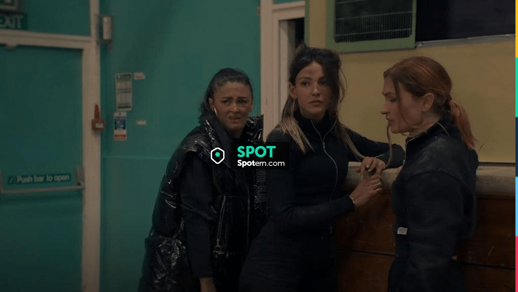 La veste rembourrée sans manches Signature Couture Club portée par ...