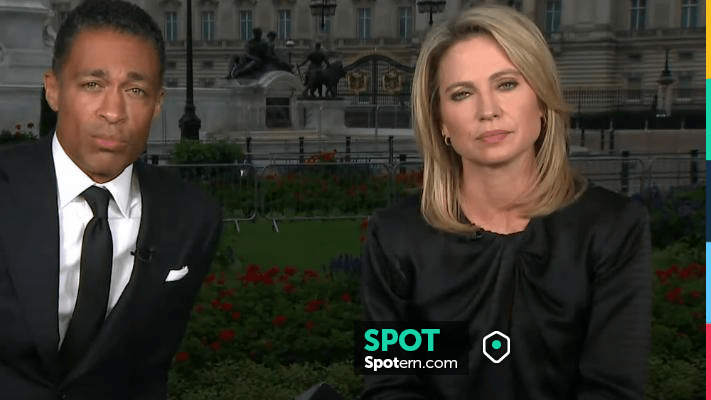 Cadre Gaufré Twisted Neck Top porté par Amy Robach vu dans Good Morning ...
