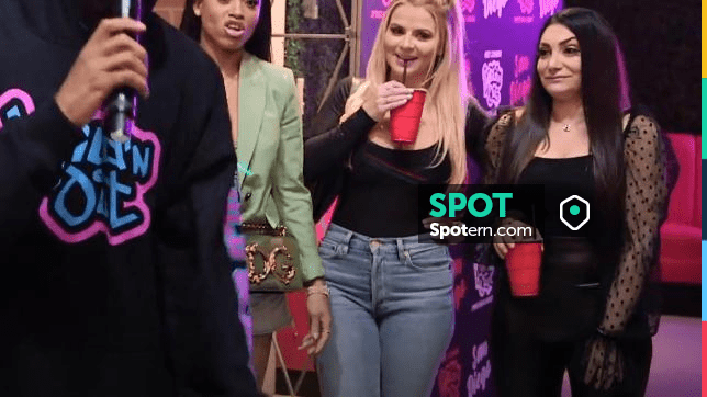 Asos Desing Tall Volume Dobby Mesh Sleeve Top usado por Deena Nicole ...