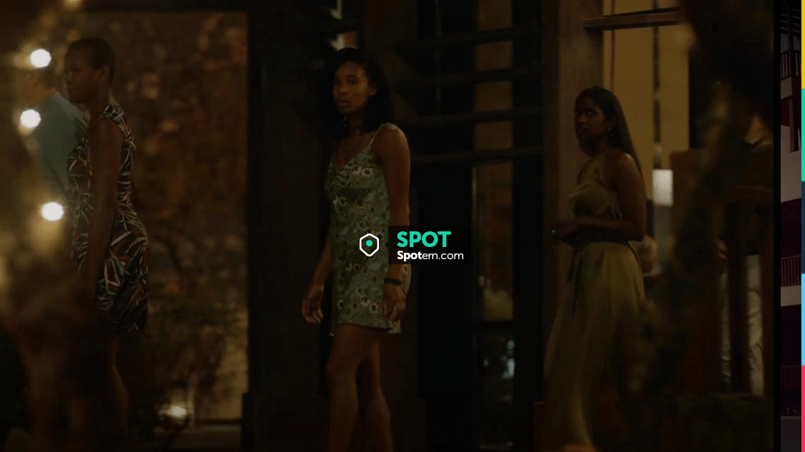 Alcott Satin Mini Robe avec imprimé Paisley portée par Amara (Shalisha James-Davis) comme vu ...