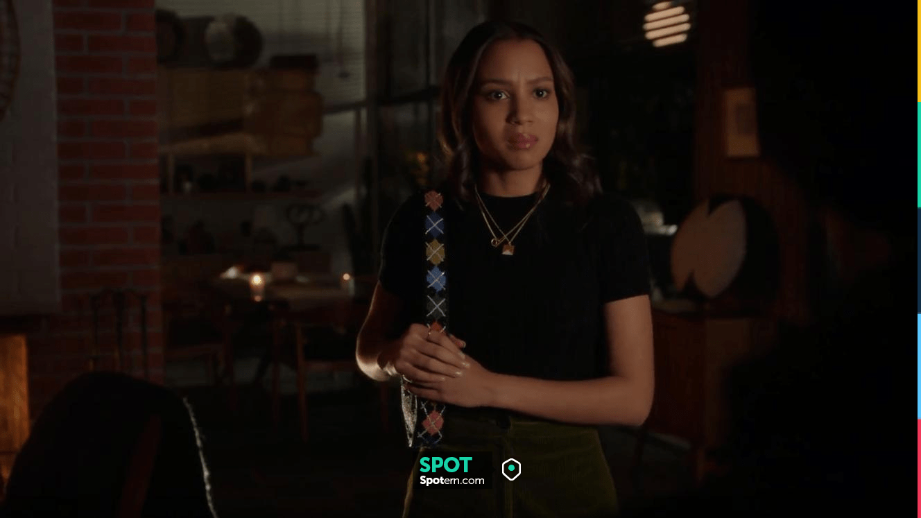 La mini-jupe en velours côtelé Kooples portée par May Grant (Corinne Massiah) vue dans le 9-1-1 ...