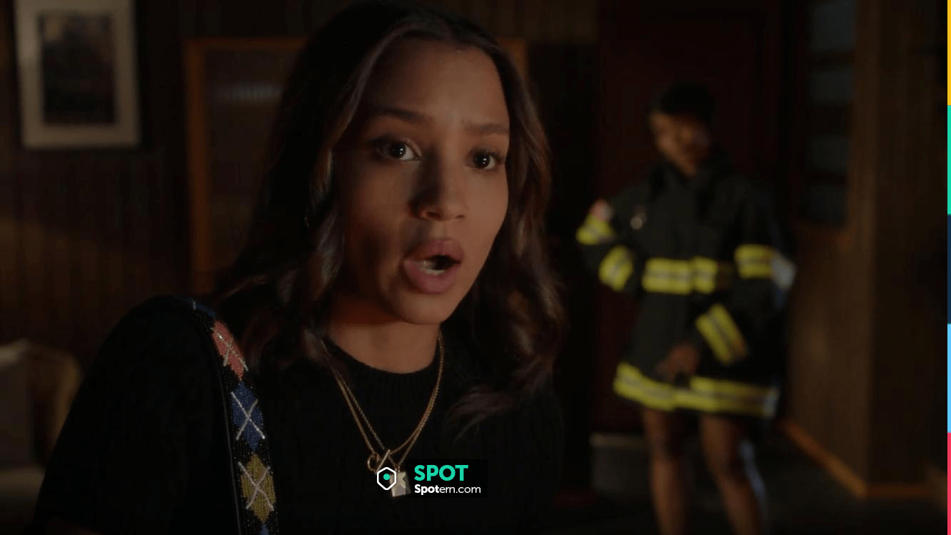 Collier à bascule Madewell porté par May Grant (Corinne Massiah) vu ...