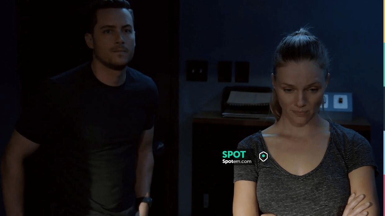 Allsaints Mia Lin Stripe T-Shirt porté par Hailey Upton (Tracy ...