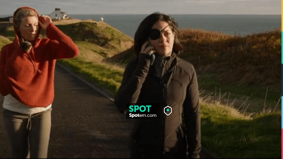 Lululemon Hood­ed De­fine Jack­et worn by Bibi Garvey (Sarah Greene) as ...