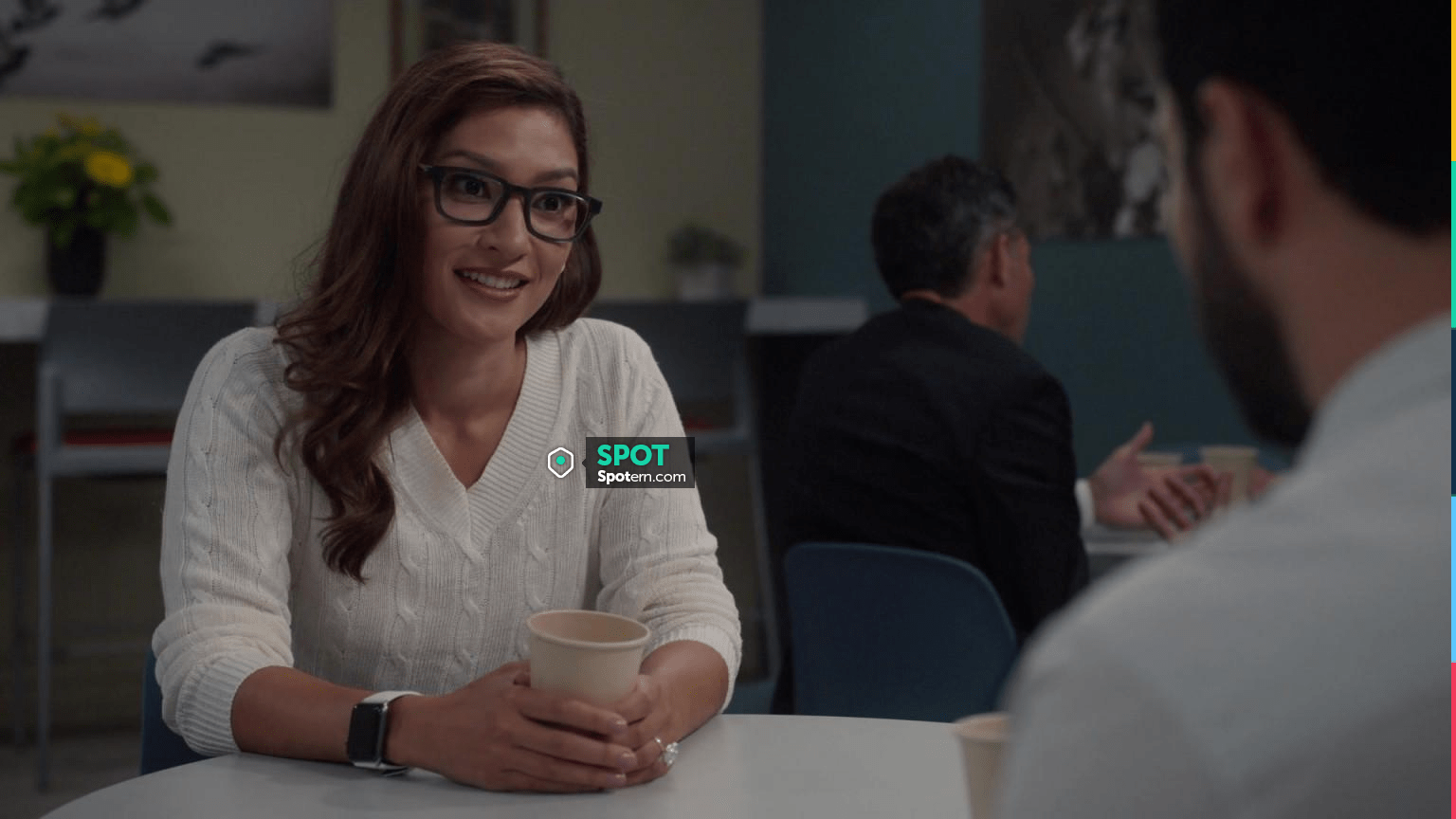 Suéter de cable en blanco usado por Susan (Inga Schlingmann) como se ve ...