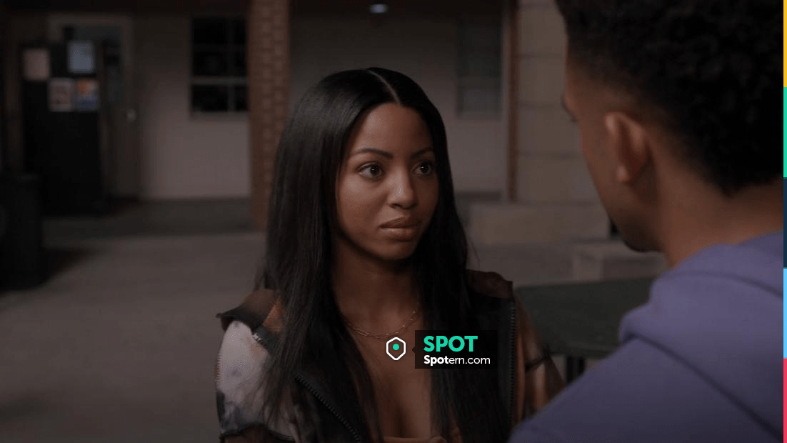 Madewell Paperclip Chain Necklace worn by Thea Mays (Camille Hyde) as ...