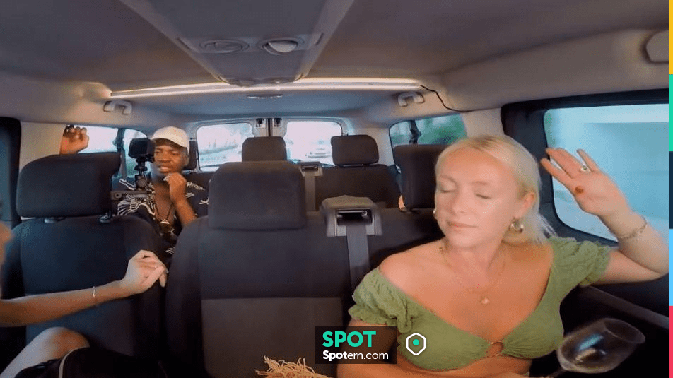 Ensemble de jupe Shein Wrap Knot porté par Jen Riservato vu dans Below ...