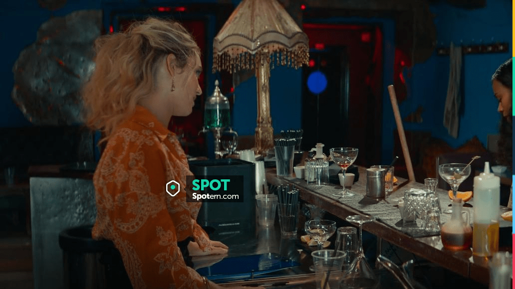 Haut noué en satin zara porté par Sloane (Ruby Kammer) vu dans From ...