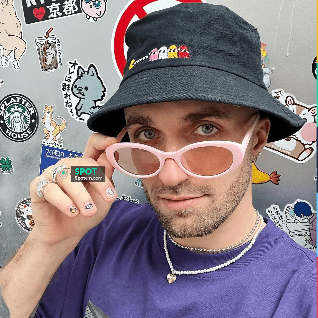 La bague en forme de bouche à dents de vampire portée par Squeezie sur ...