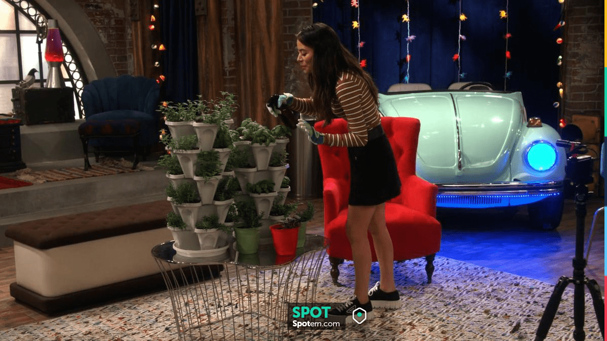 Prada Logo Lug Platform Sneaker usado por Carly Shay (Miranda Cosgrove) como se ve en iCarly ...