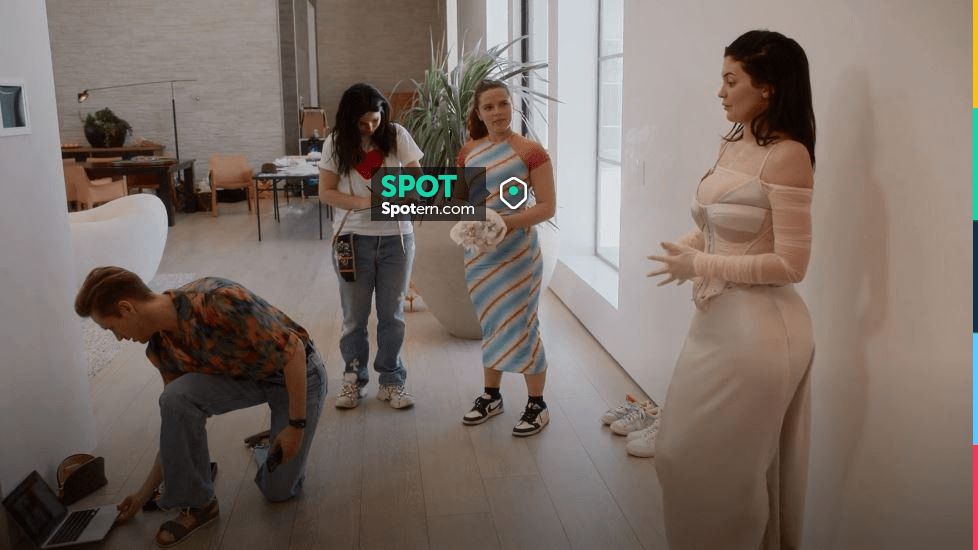 Maisie wilen Slinky Short Sleeve Mi­di Dress worn by Mackenzie ...