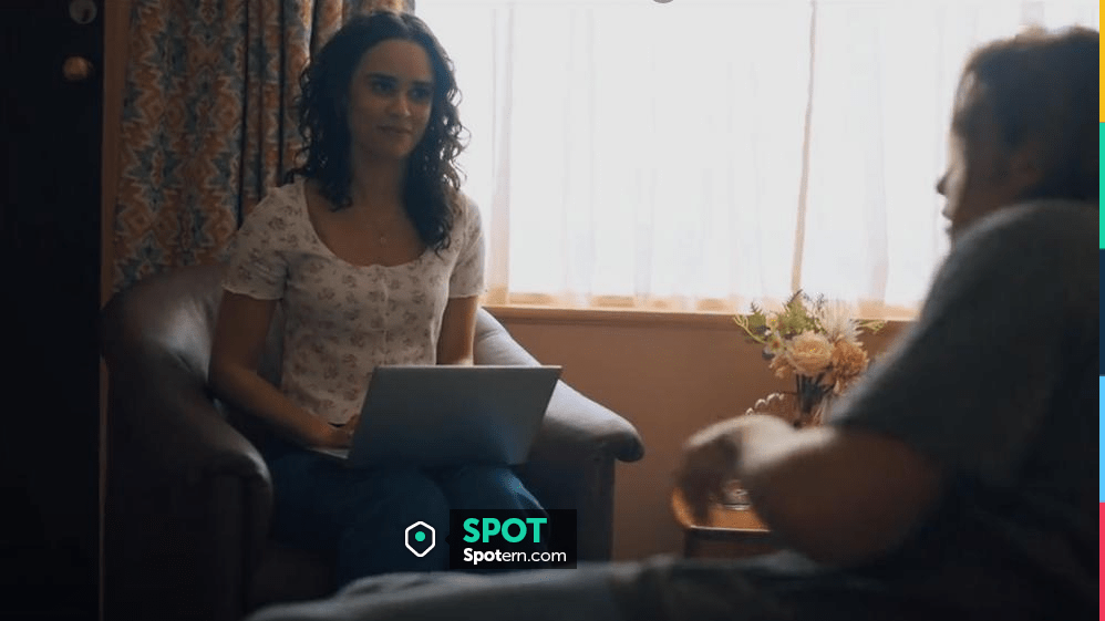 Levi’s Wedgie Straight Jeans porté par Bronwyn Rojas (Marianly Tejada) vu dans One of Us Is ...