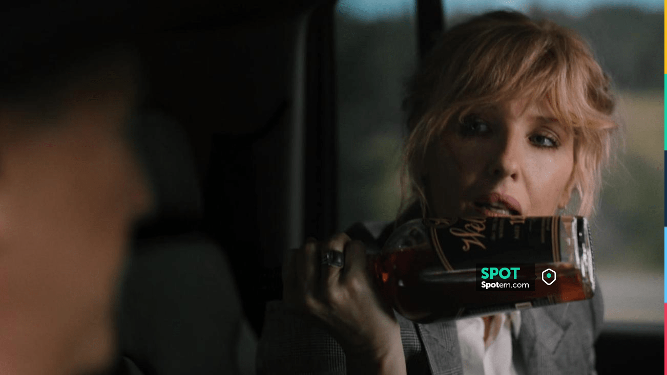 Bouteille de whisky Weller Kentucky Bourbon tenue par Beth Dutton ...