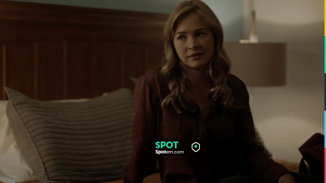 Chemise à manches de soie boutonnée à manches cloche portée par Laura ...