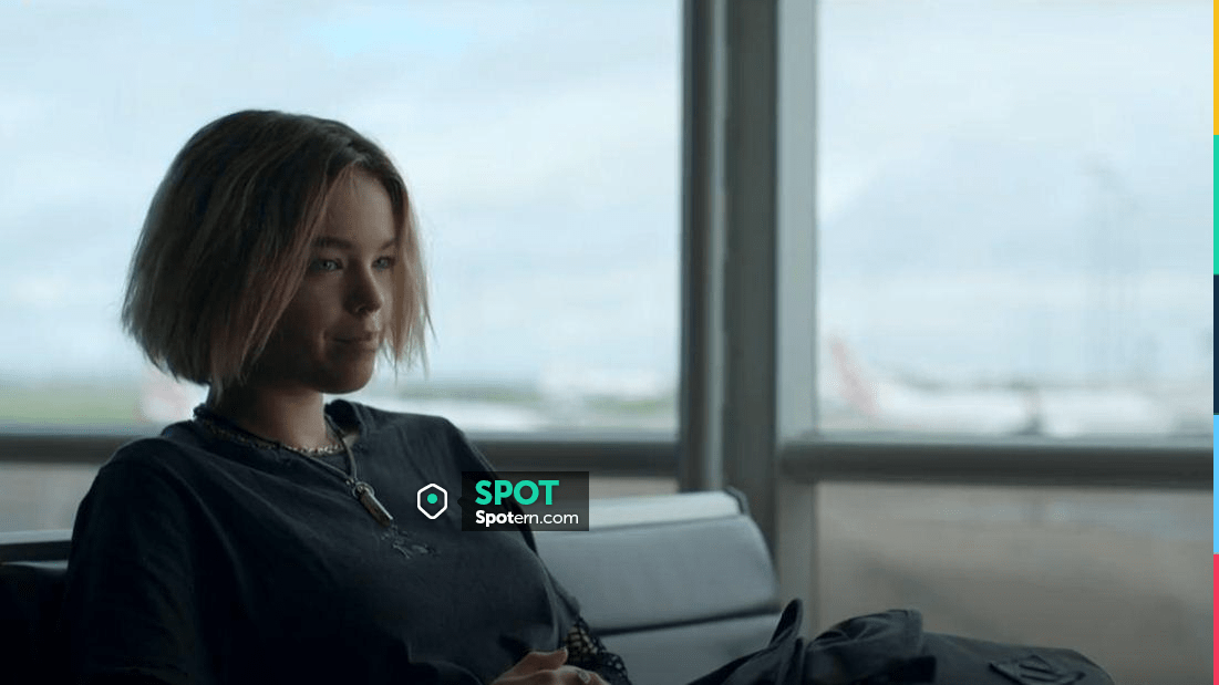 Thrills Scor­pi­on Is­land Merch Fit Tee worn by Meg (Milly Alcock) as ...