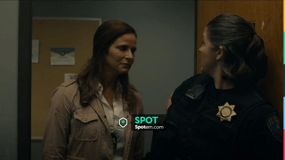 Frank y Eileen Barry Camisa abotonada usada por Stacy Beale (Andrea Savage) vista en Tulsa King ...