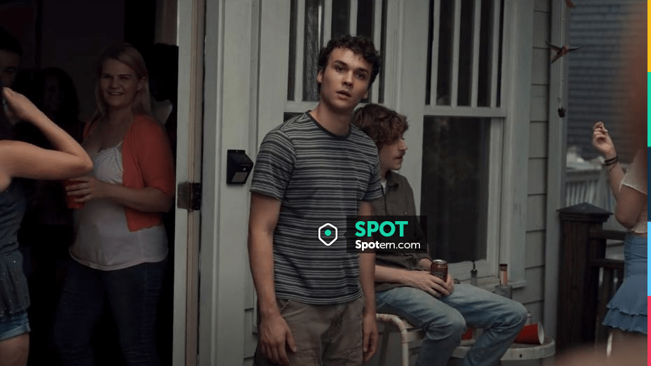 T-shirt à rayures New Look en kaki porté par Drew (Benjamin Wadsworth) comme on le voit dans ...