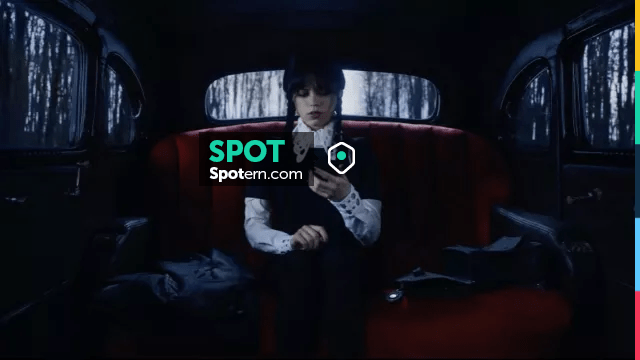 La chemise blanche COS à col et manches en crochet portée par Wednesday ...