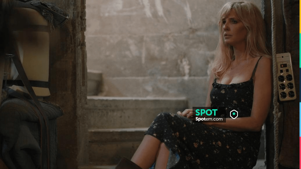 Auguste The Label Charlotte Liss Robe Midi Noire portée par Beth Dutton ...