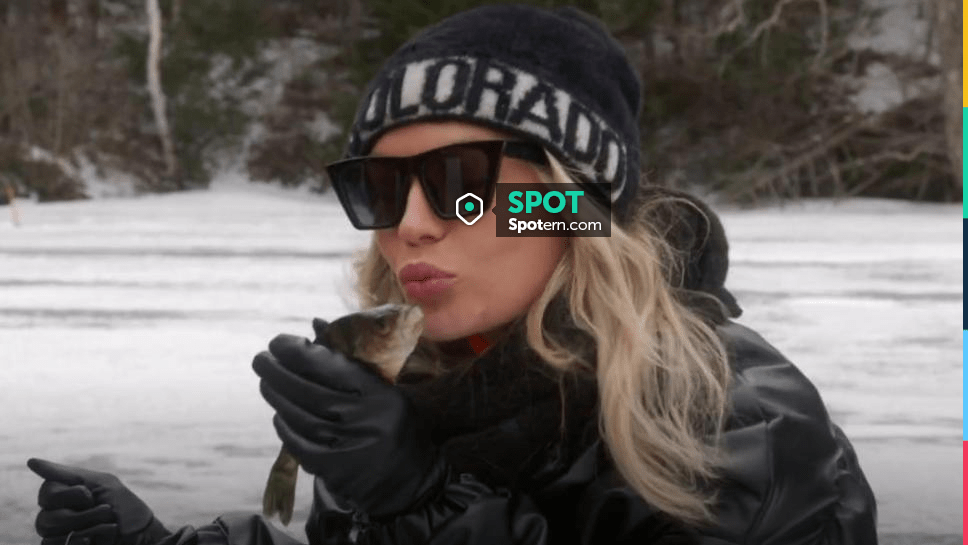 Urban Outfitters Lookin’ Sharp Square Sunglasses worn by Jessica ...