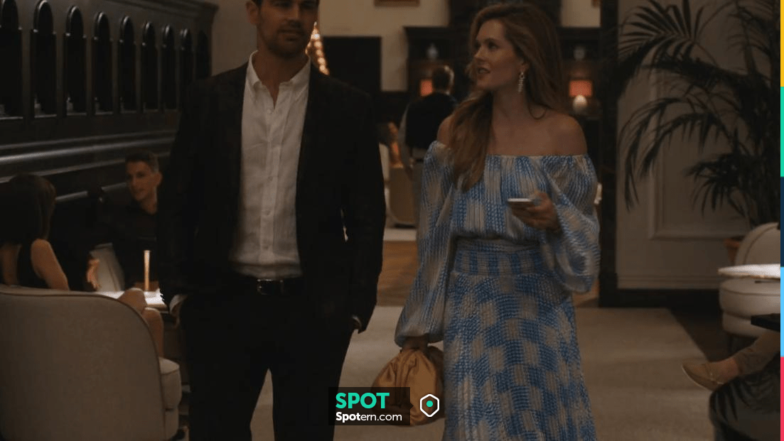 Bottega Veneta Pouch Teen Leather Clutch Bag worn by Daphne Sullivan ...